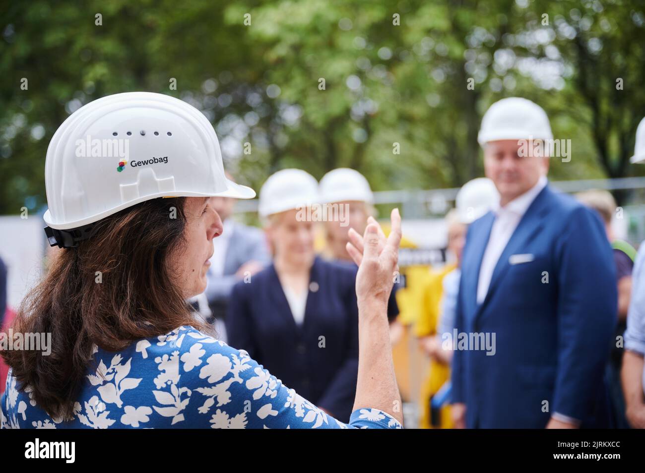 Berlin, Germany. 25th Aug, 2022. Snezana Michaelis (l), Gewobag board ...