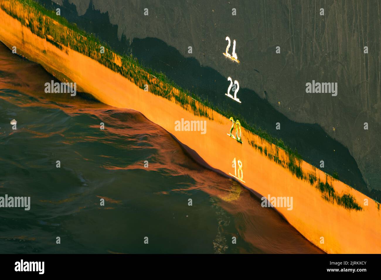 Shipping scale hi-res stock photography and images - Alamy