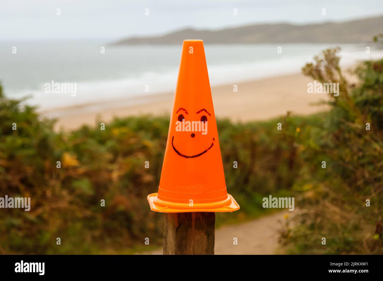 Smiley face drawn on beach hi-res stock photography and images - Alamy