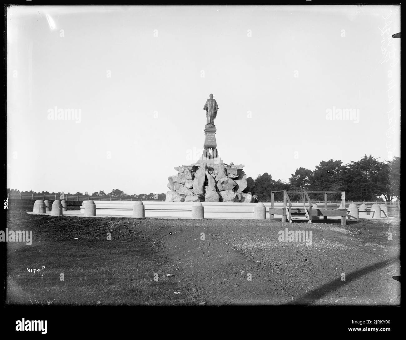[Sir John Logan Campbell's Statue, Cornwall Park], Dunedin, by Muir ...