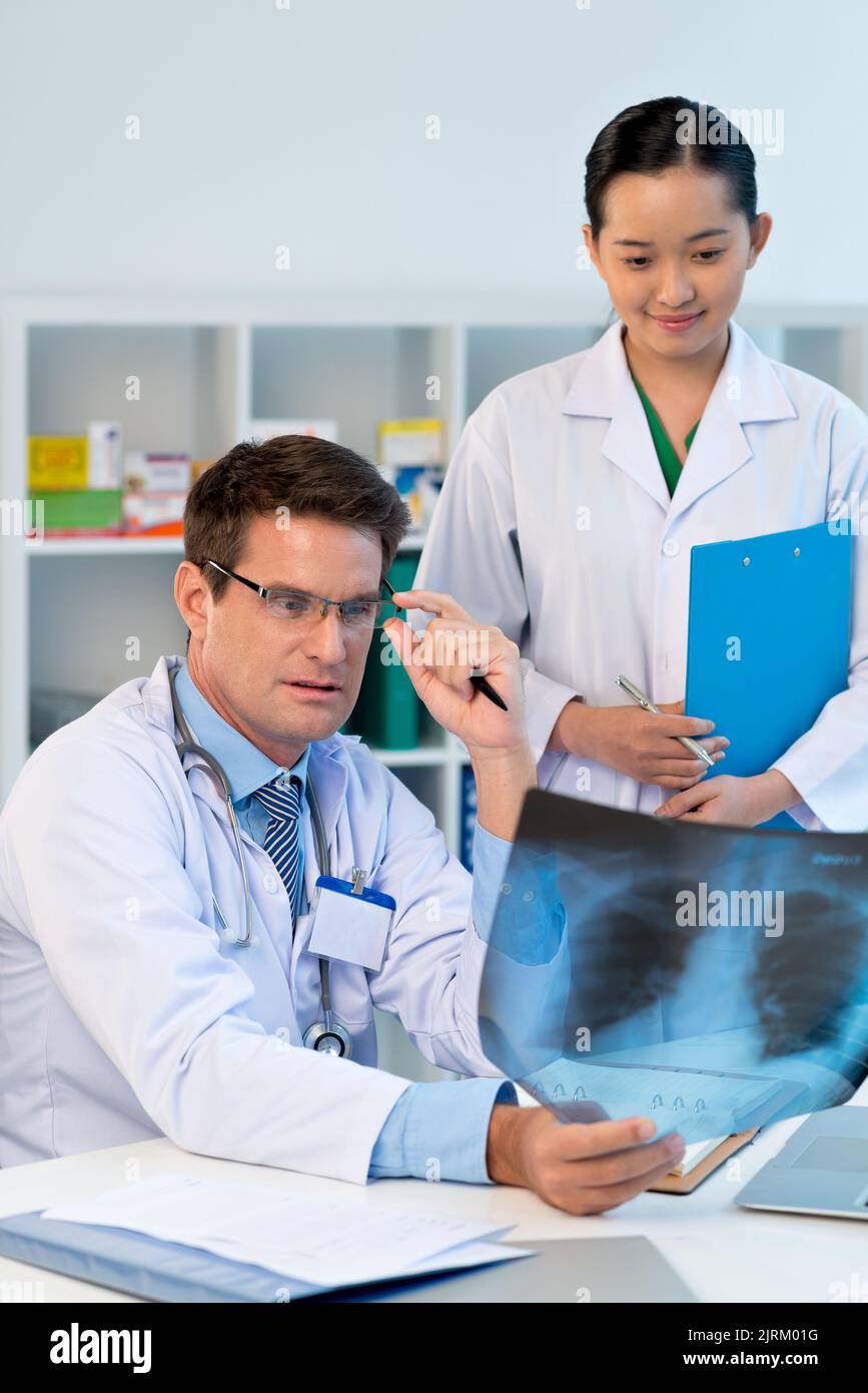 Medical team examining chest x-ray of patient Stock Photo - Alamy