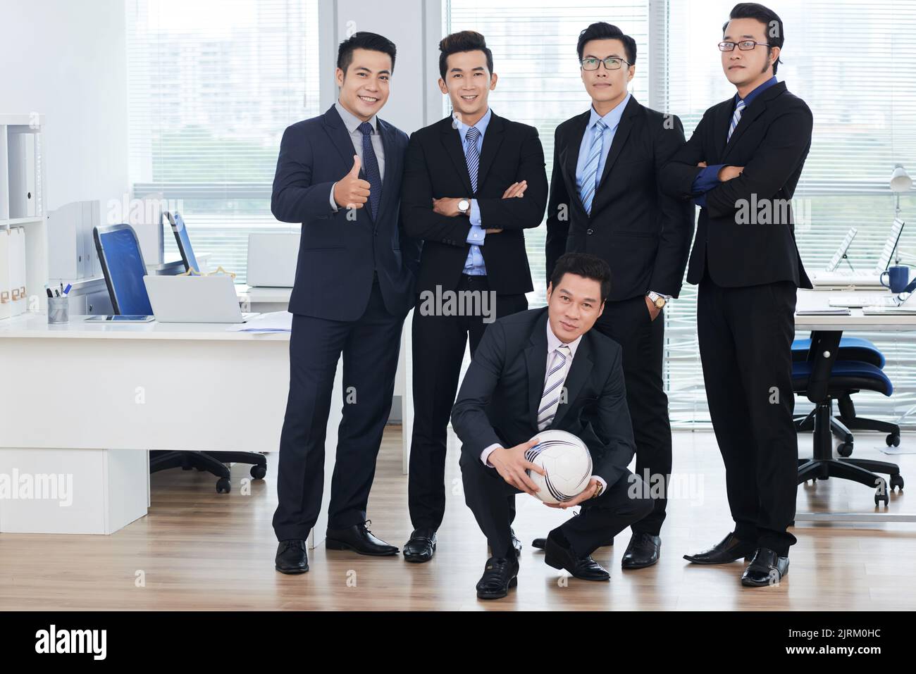 Asian open plan office hi-res stock photography and images - Alamy