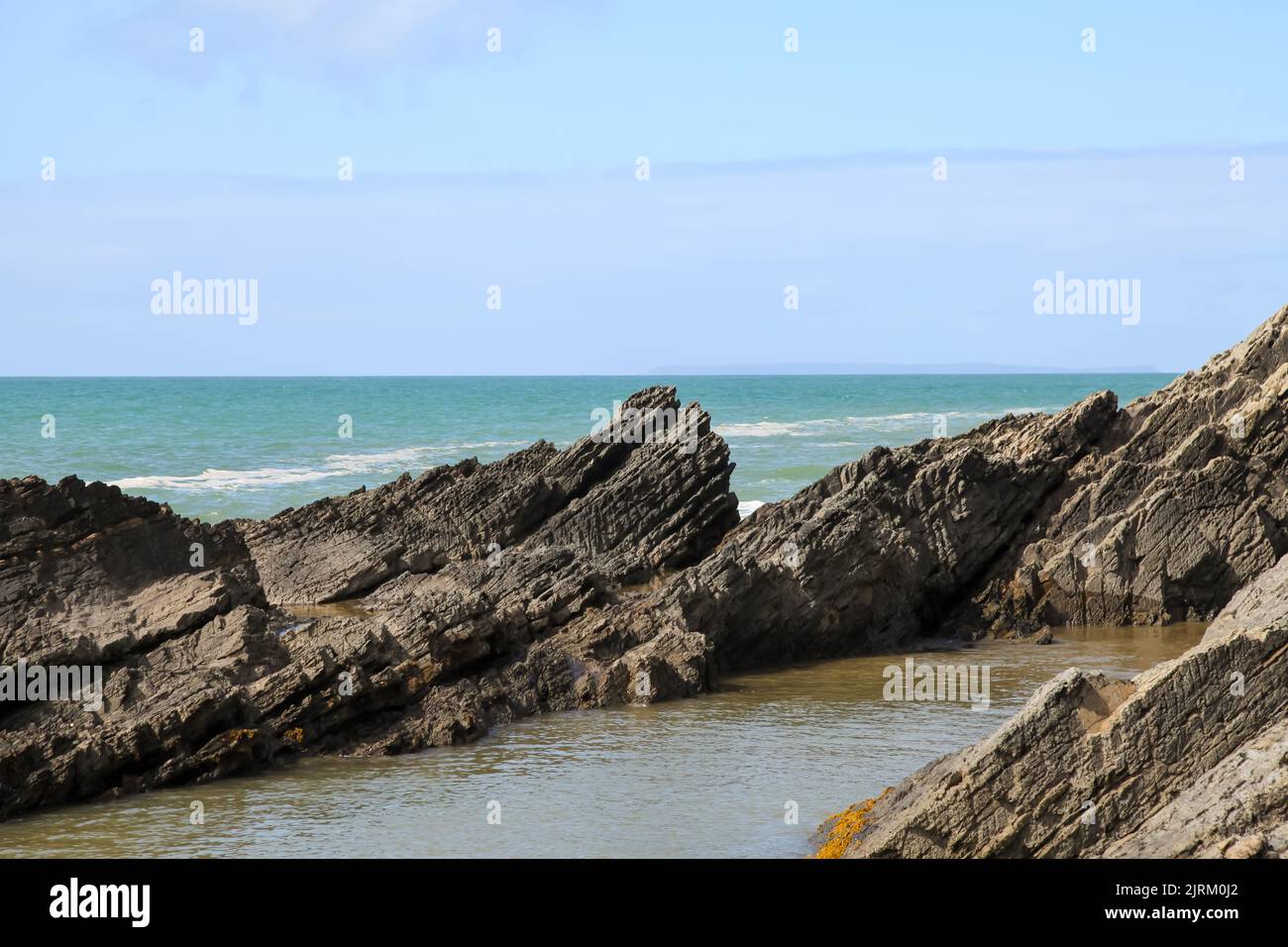 Devonian slate coastline hi-res stock photography and images - Alamy
