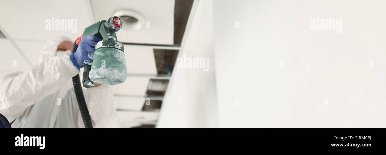 Man spray painting wall construction hi-res stock photography and ...