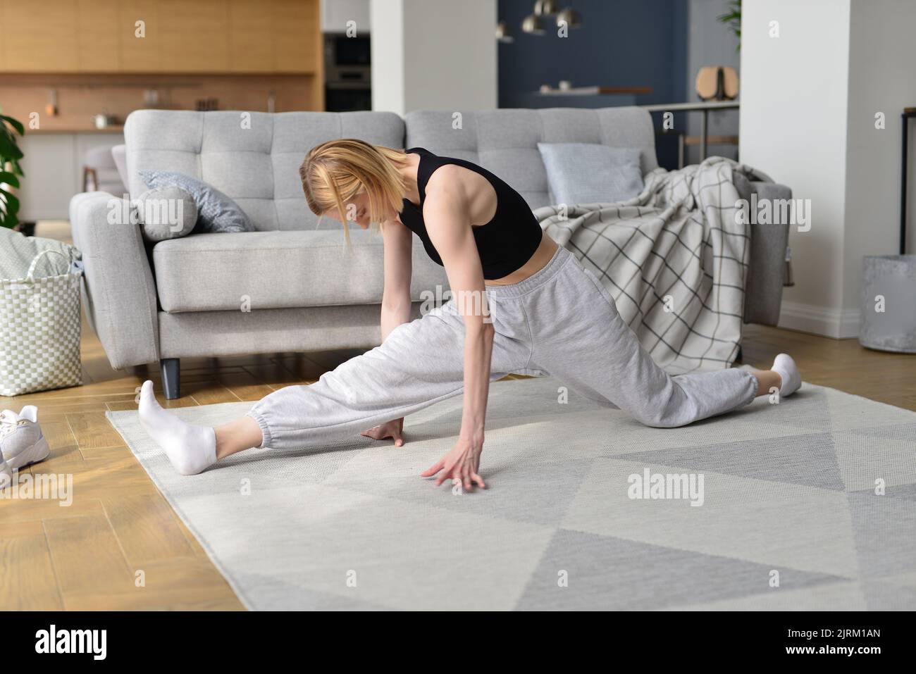 Kneeling hip flexor stretch hi-res stock photography and images - Alamy