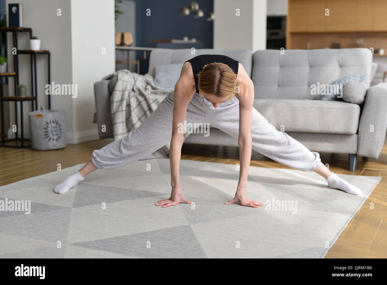 Girl legs spread hi-res stock photography and images - Alamy