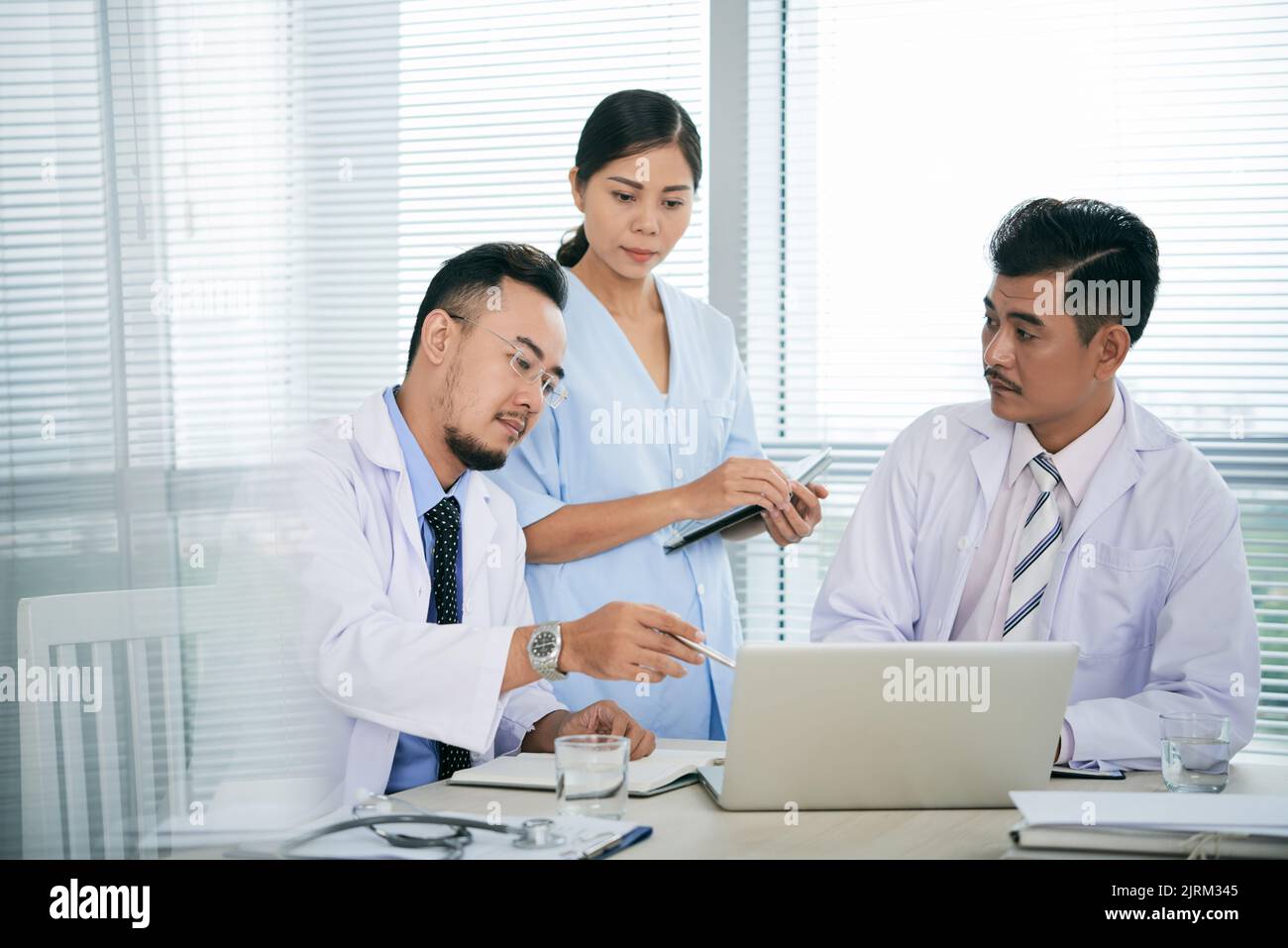 Team of doctors discussing treatment options for patient Stock Photo - Alamy