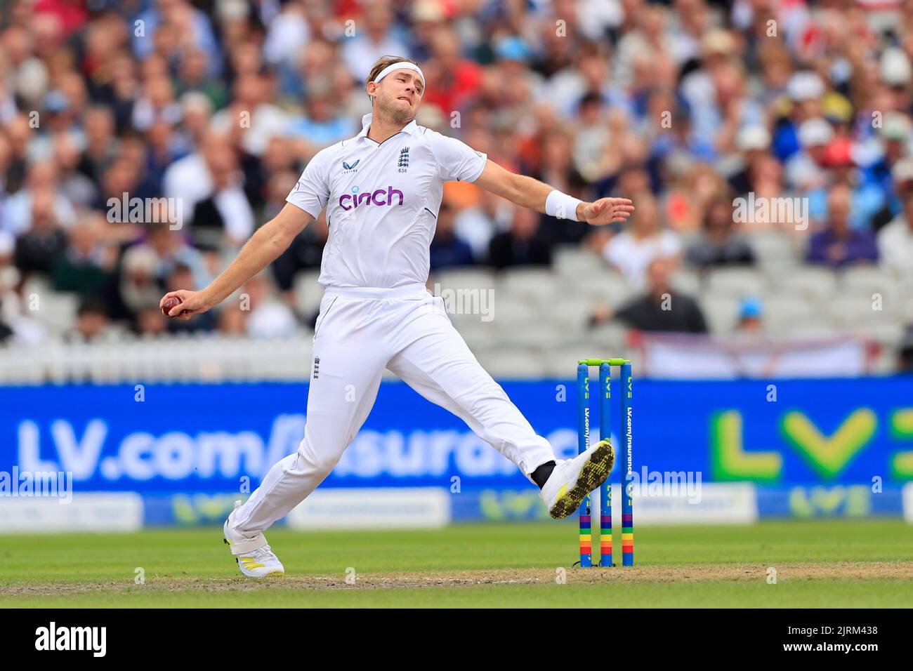 Stuart broad bowling england hi-res stock photography and images - Alamy