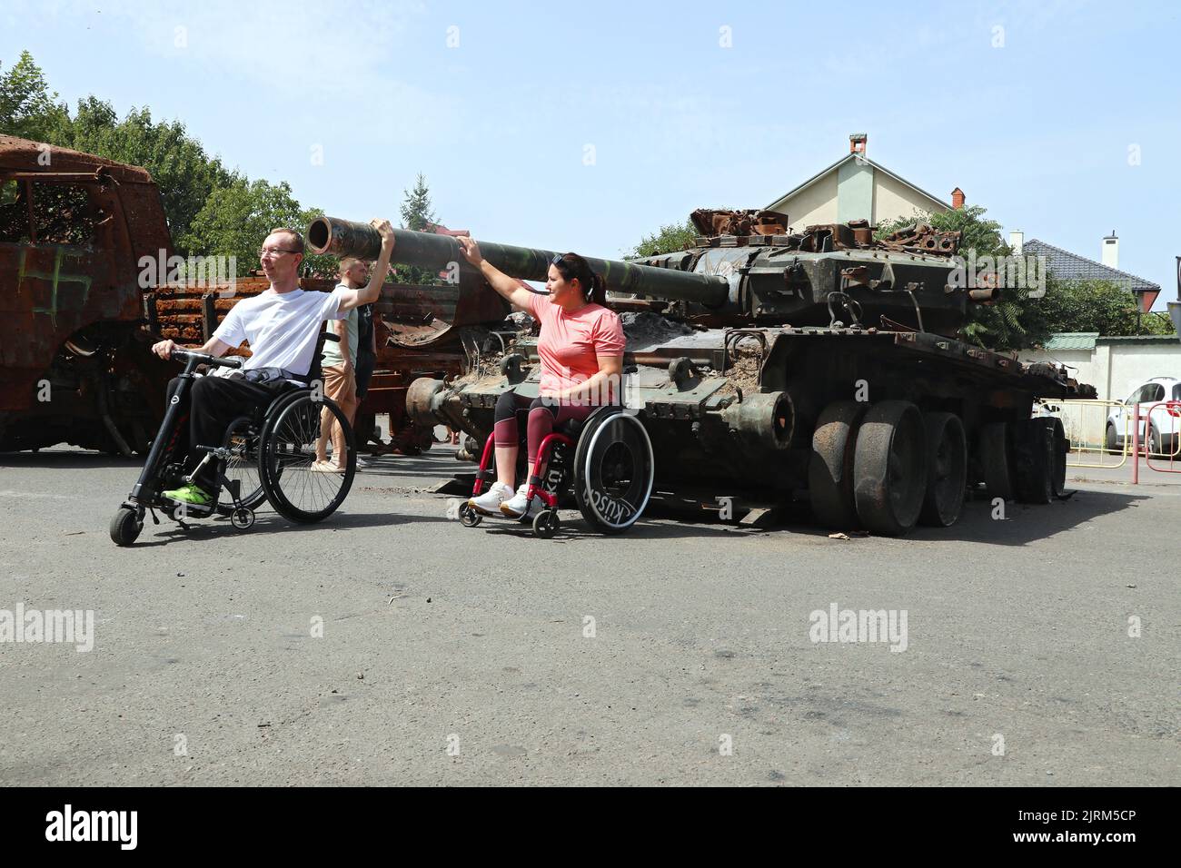 Military person in wheelchair hi-res stock photography and images - Alamy
