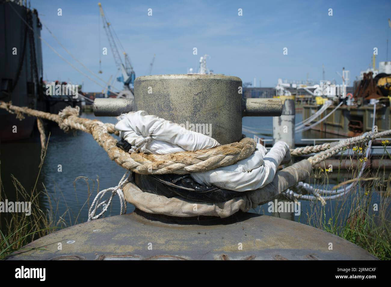 A single mooring device with coiled ropes keeps the ship on the dock ...
