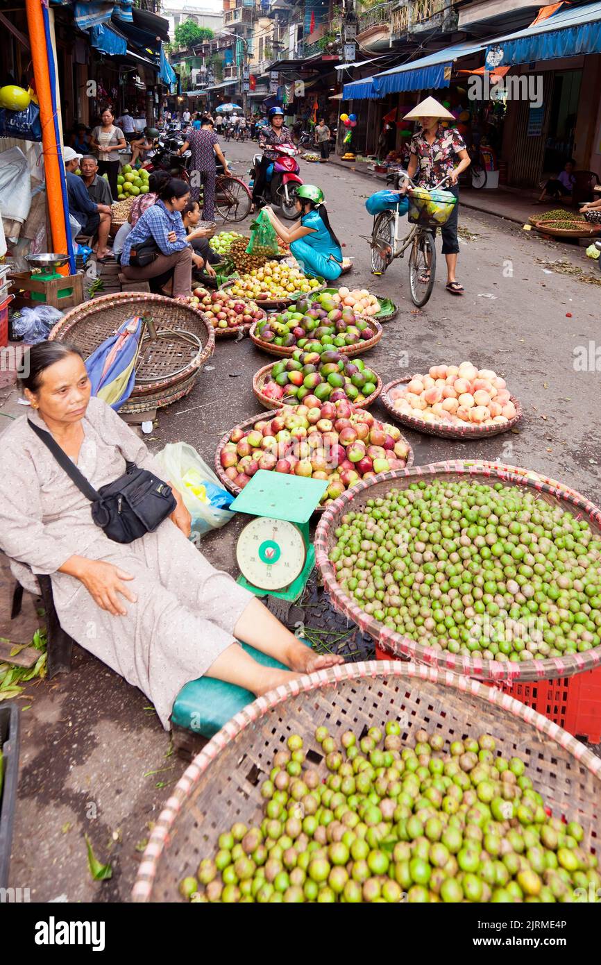 Traders in street market, Hai Phong, Vietnam Stock Photo - Alamy