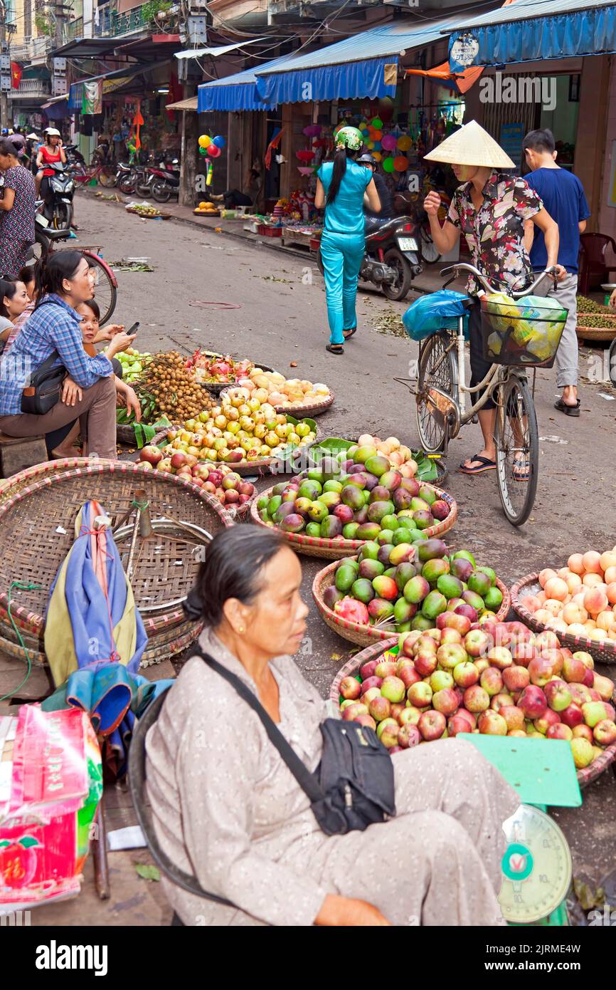 Traders in street market, Hai Phong, Vietnam Stock Photo - Alamy
