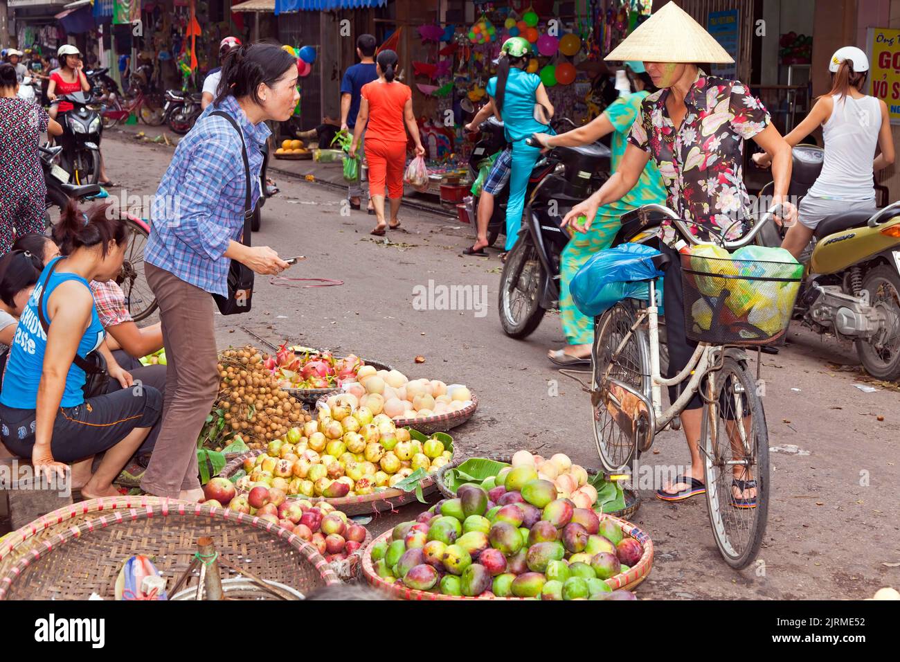 Traders in street market, Hai Phong, Vietnam Stock Photo - Alamy