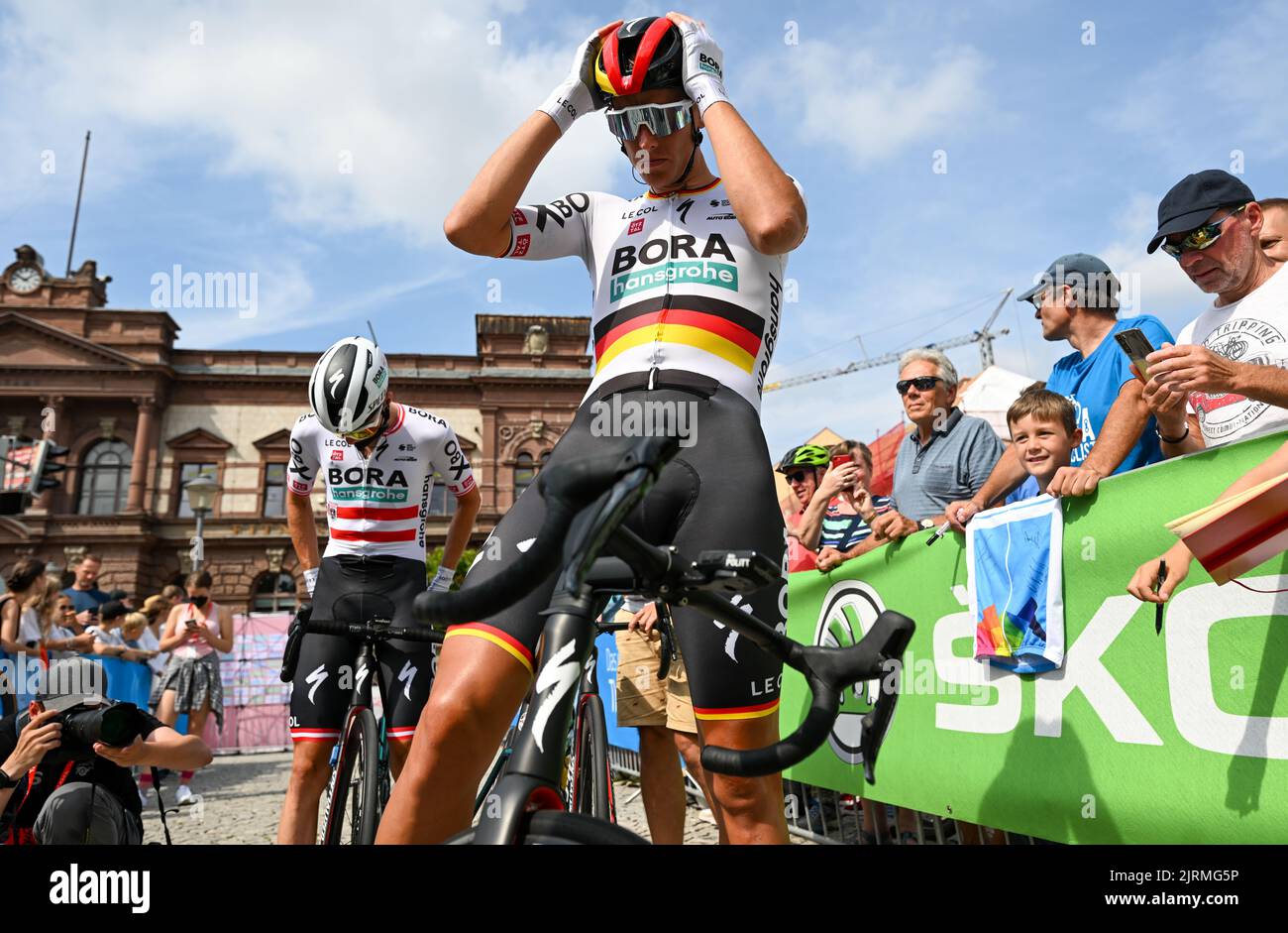 25 August 2022, Thuringia, Weimar/Meiningen: Cycling: Tour of Germany, Weimar - Meiningen (171.7 ...