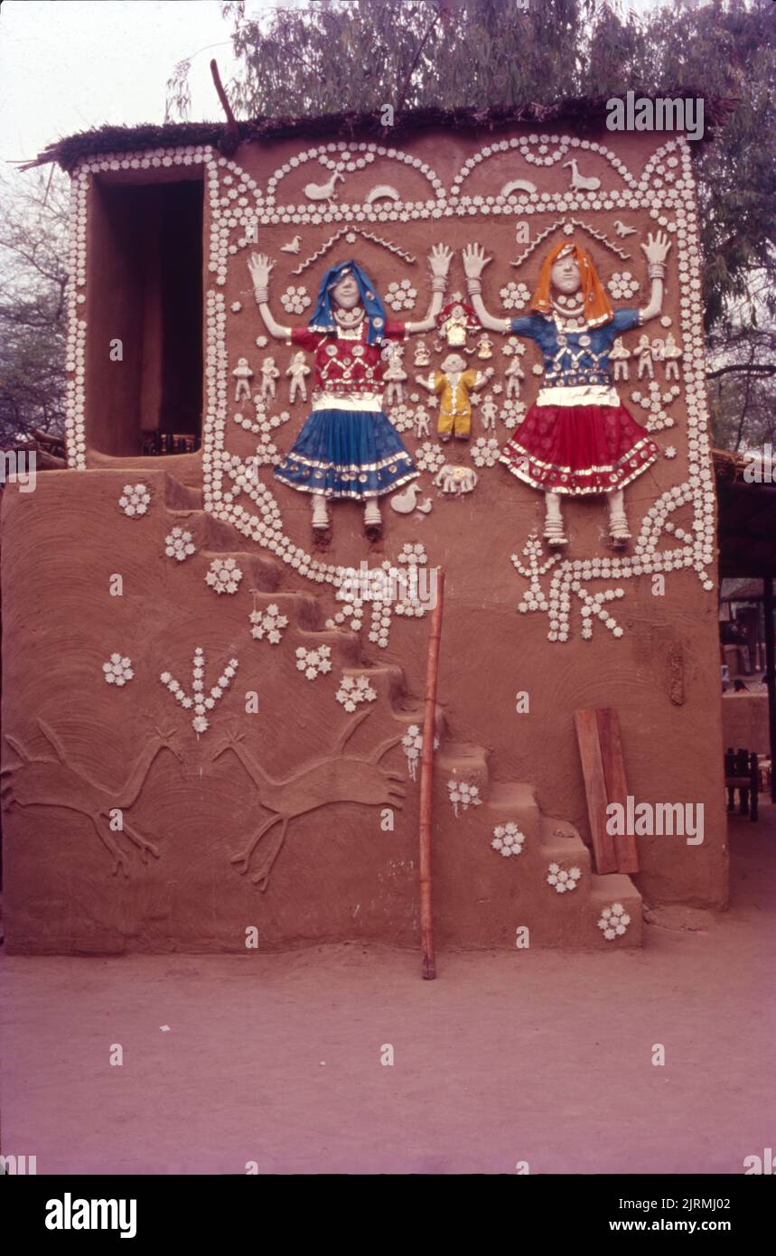 Indian mud house painting hi-res stock photography and images - Alamy