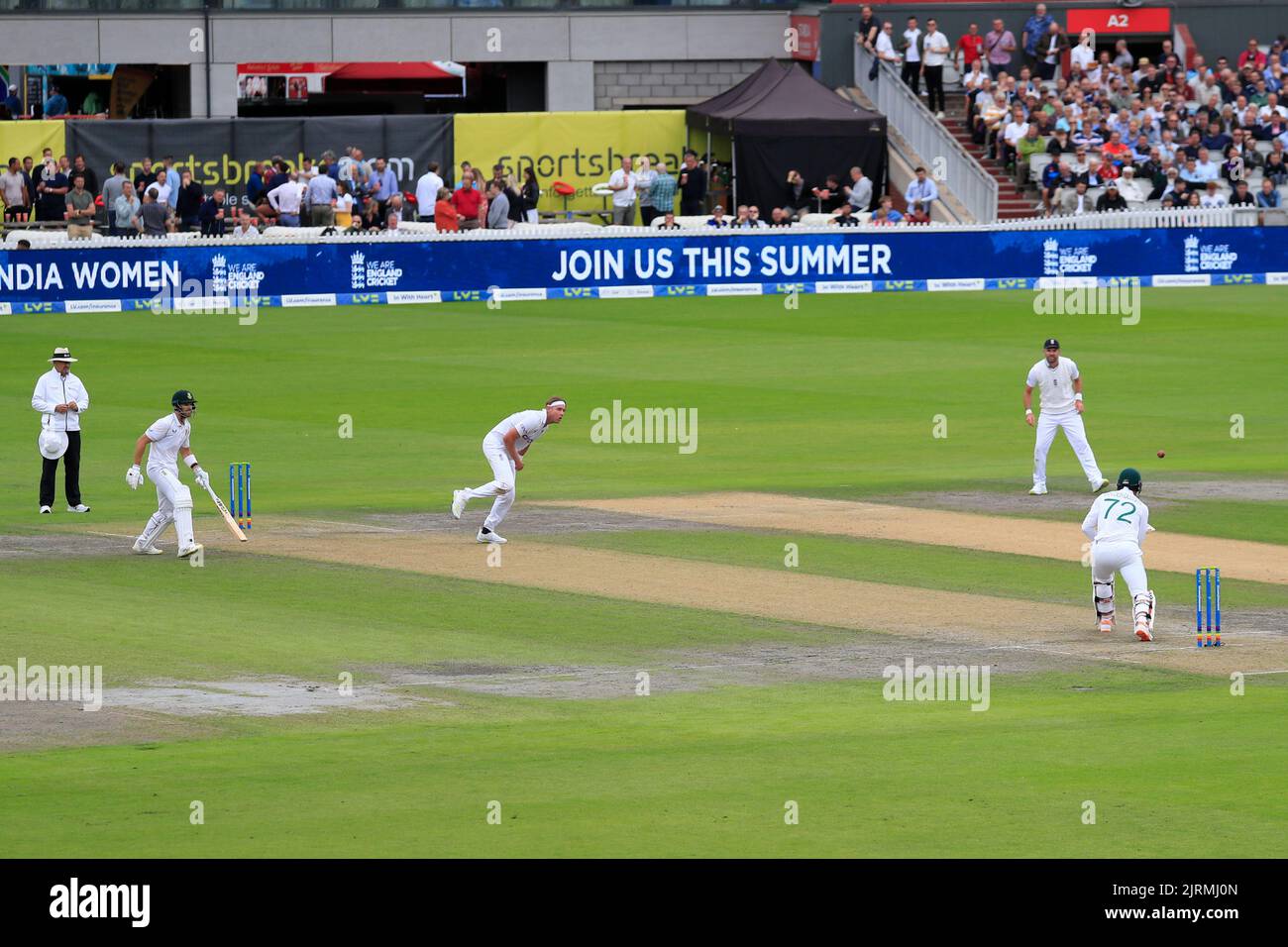 Stuart broad of england bowls hi-res stock photography and images - Alamy