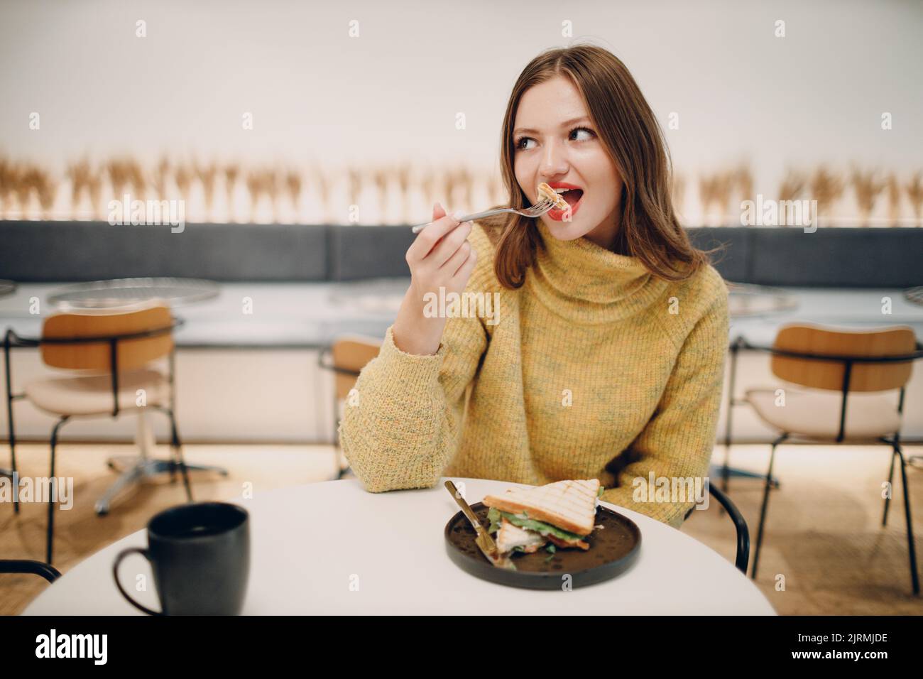 Student eating sandwich hi-res stock photography and images - Alamy