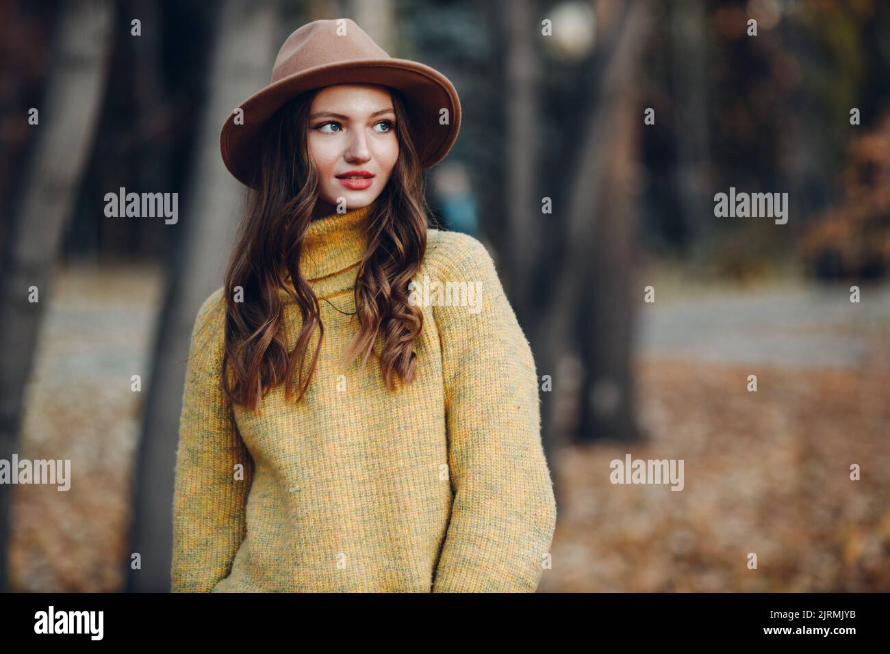 Autumn park fashion model hi-res stock photography and images - Alamy