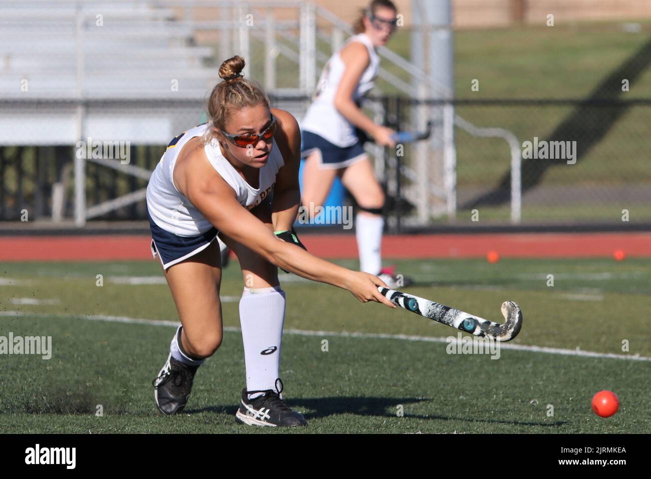 Girl playing field hockey hi-res stock photography and images - Alamy