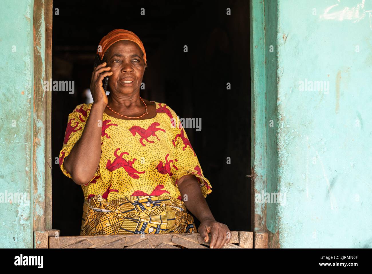 African woman old phone hi-res stock photography and images - Alamy