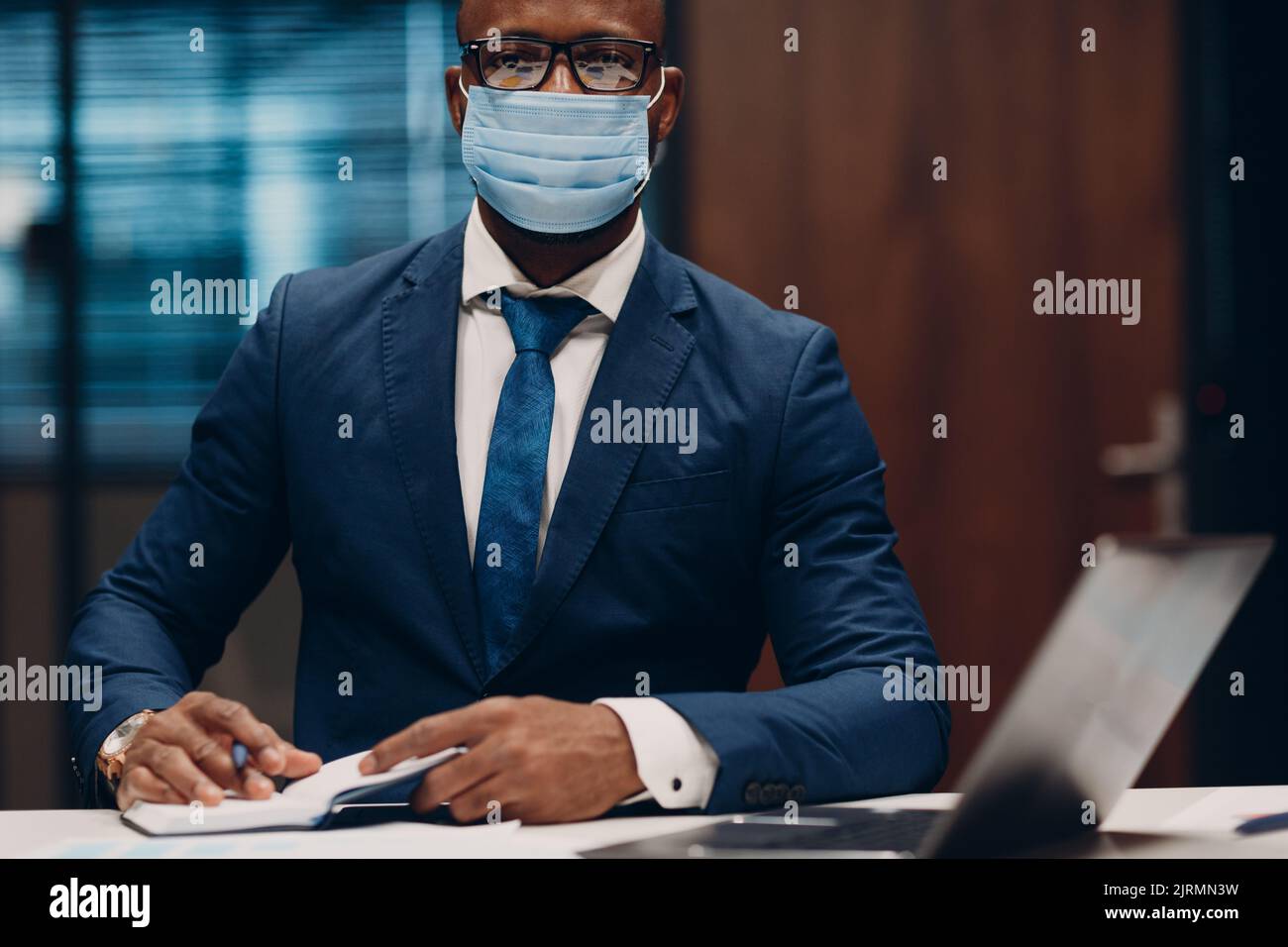Signs the agreement hi-res stock photography and images - Alamy