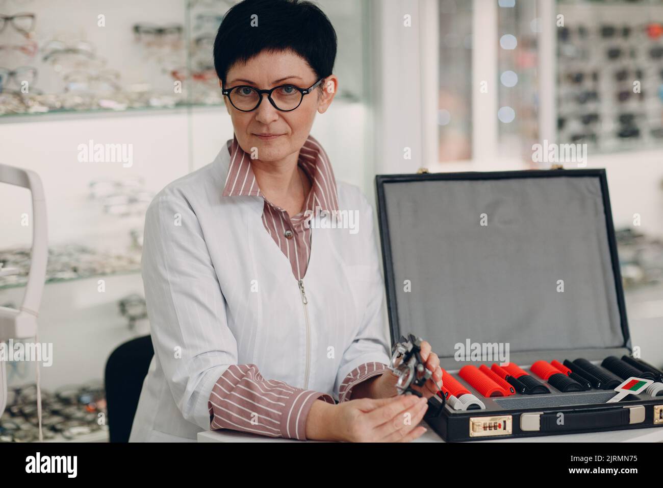 Optometrist Woman Optician wih Ophthalmic Test Lens Kit Stock Photo - Alamy