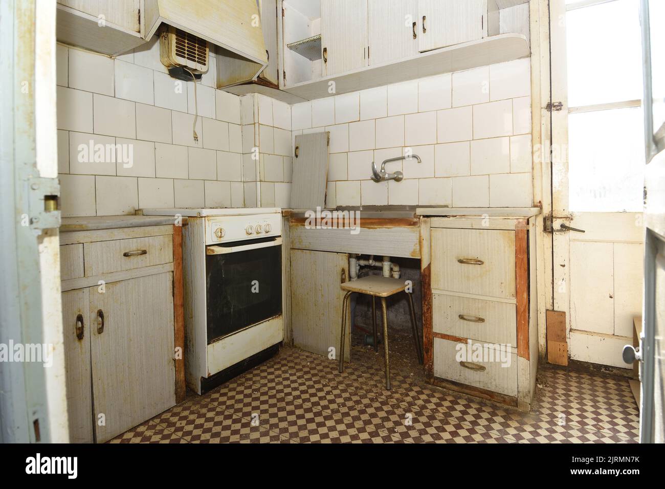 abandoned old kitchen in a building Stock Photo - Alamy