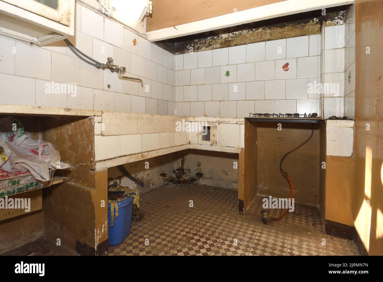 abandoned old kitchen in a building Stock Photo - Alamy