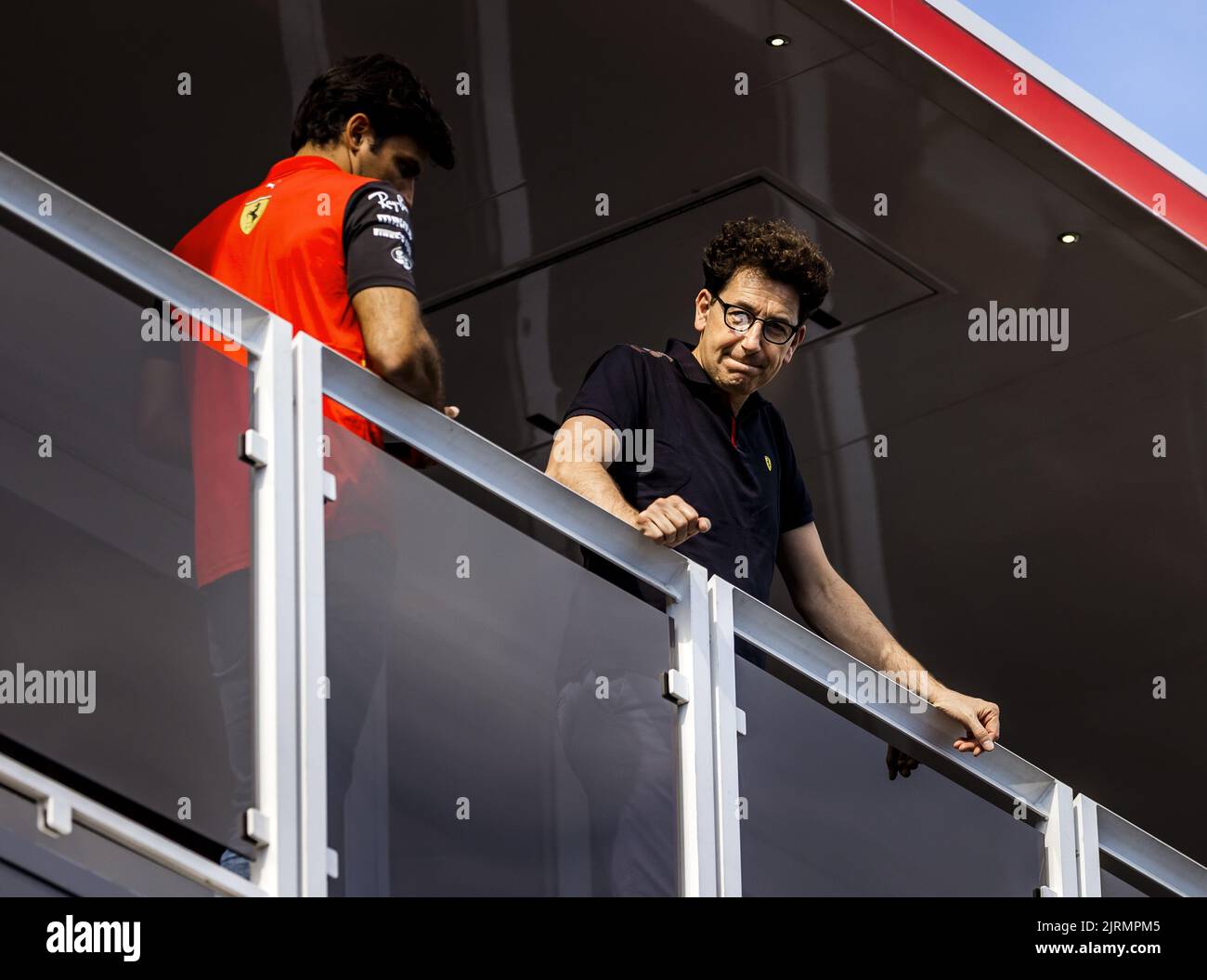 2022-08-25 11:21:29 SPA - Carlos Sainz (Ferrari) and Ferrari team ...