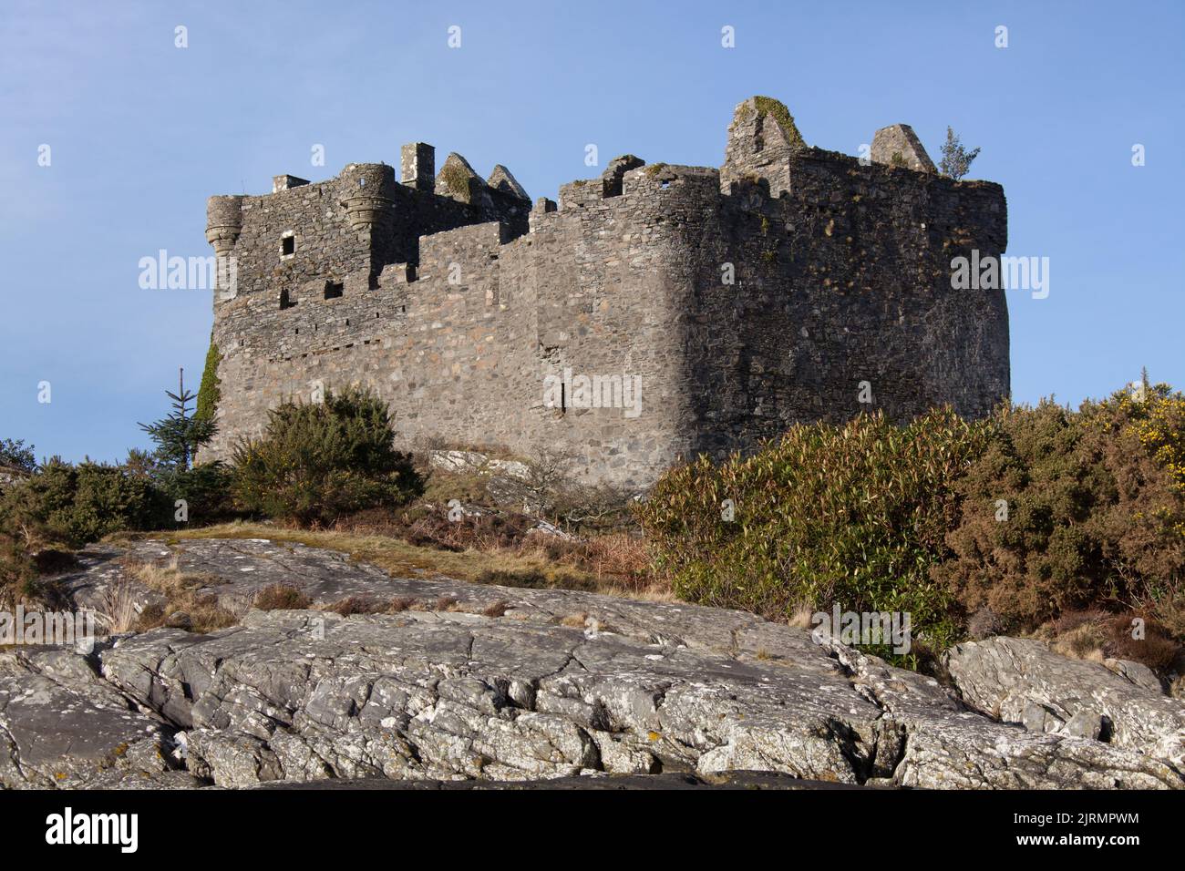 Castle tioram hi-res stock photography and images - Alamy