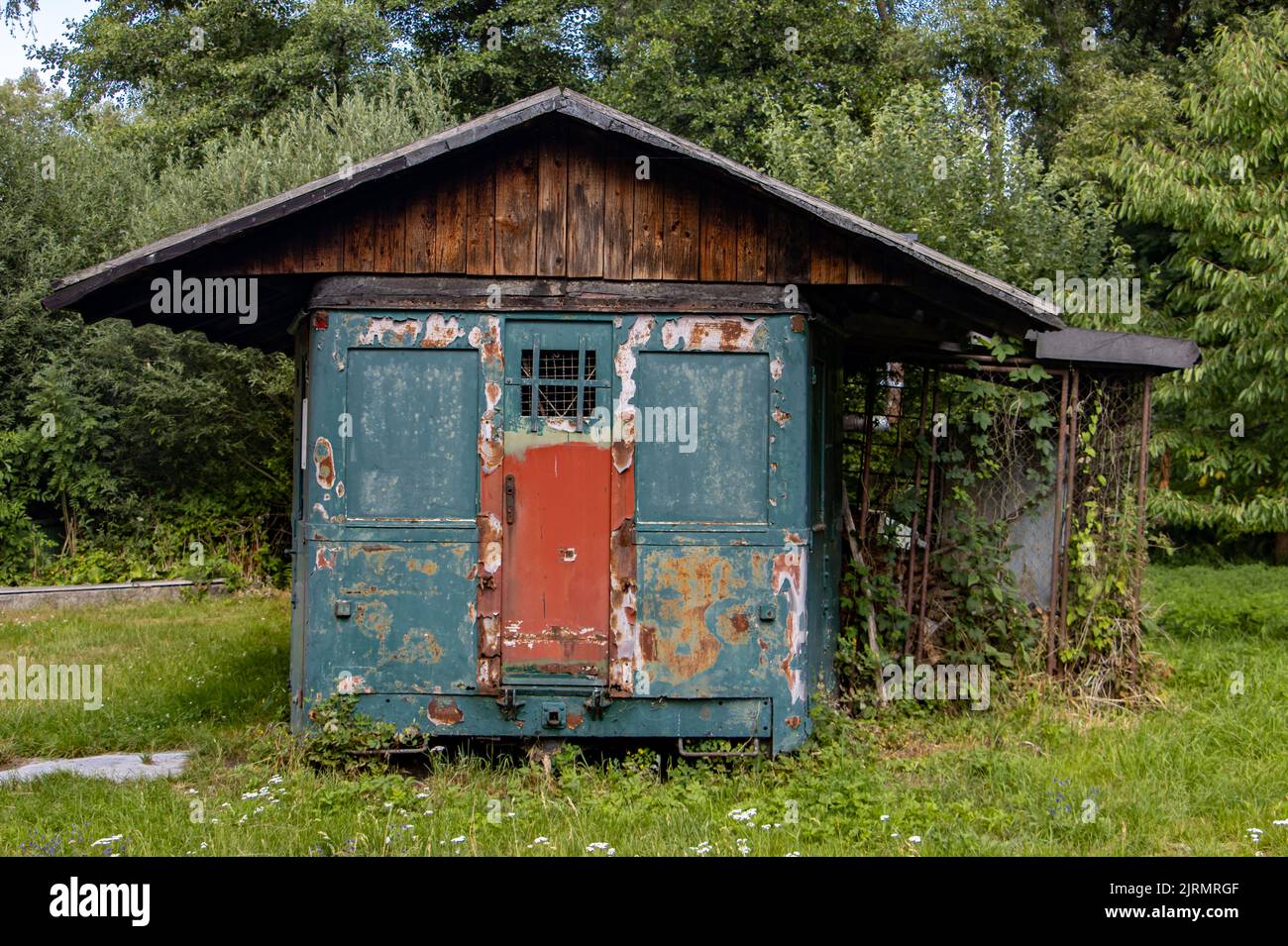 Front door of derelict building hi-res stock photography and images - Alamy