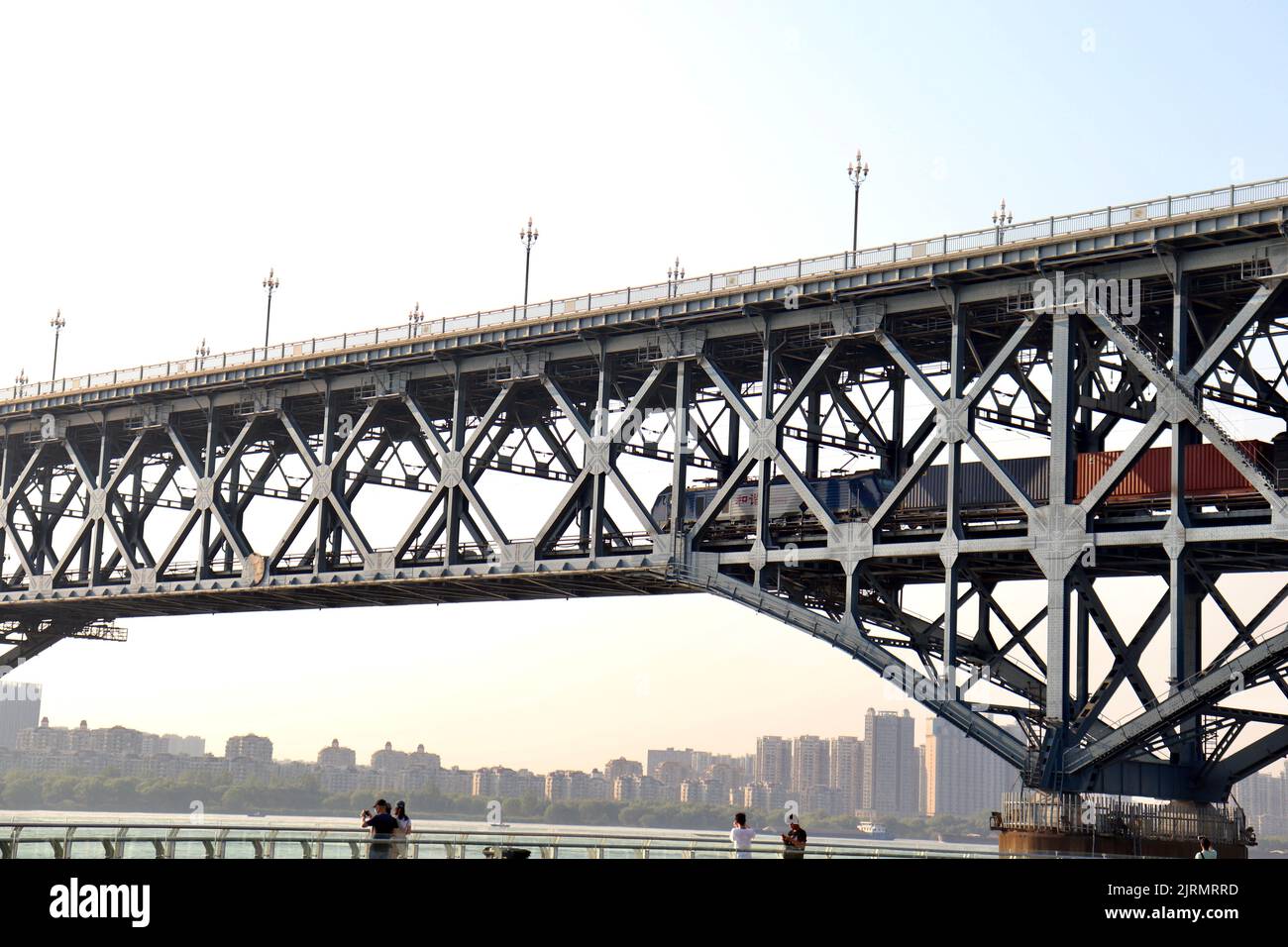 Yangtze river bridge transportation hi-res stock photography and images ...