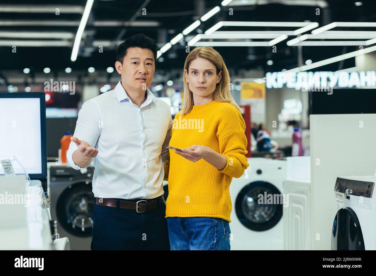 Family shopping supermarket credit card hi-res stock photography and ...