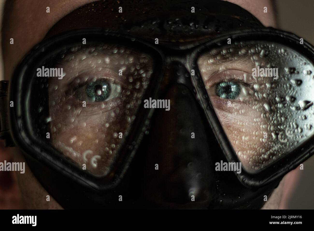 Man wearing underwater mask hi-res stock photography and images - Alamy