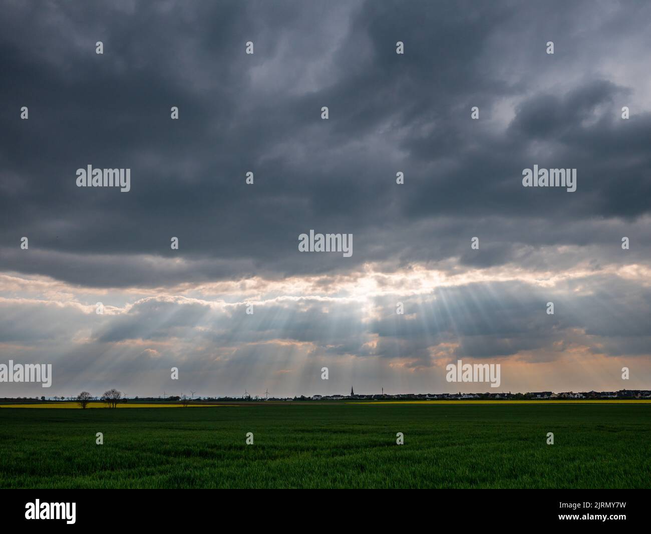 Sun rays coming through clouds hi-res stock photography and images - Alamy