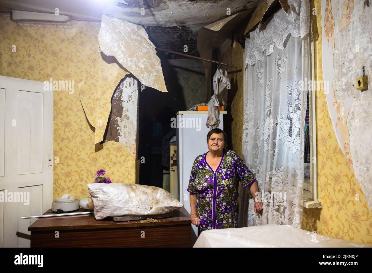 A resident of Pokrovsk in her house destroyed by the shelling of ...