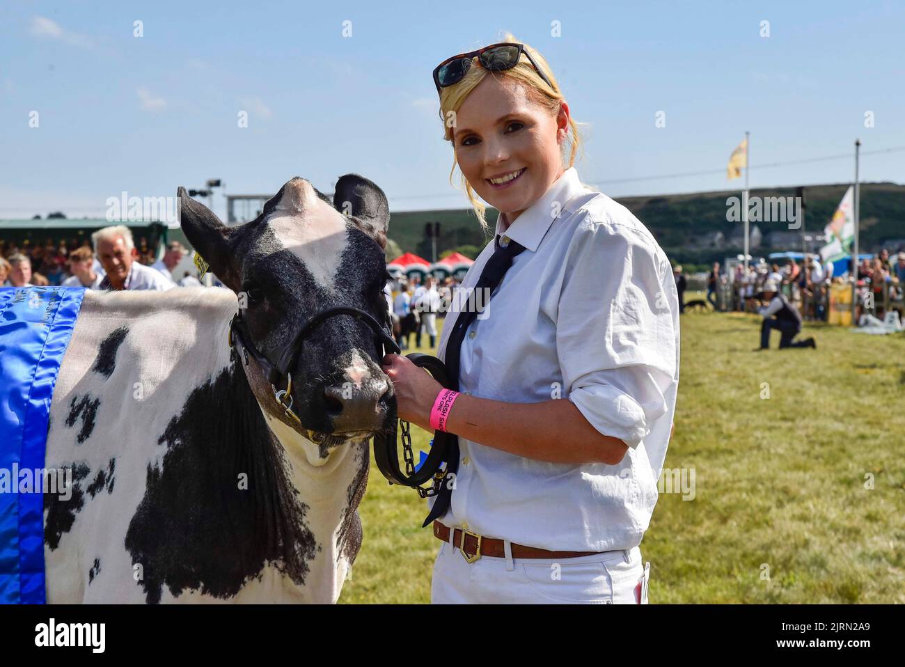 Bridport, Dorset, UK. 25th August 2022. Connie Creeper with her cow in ...
