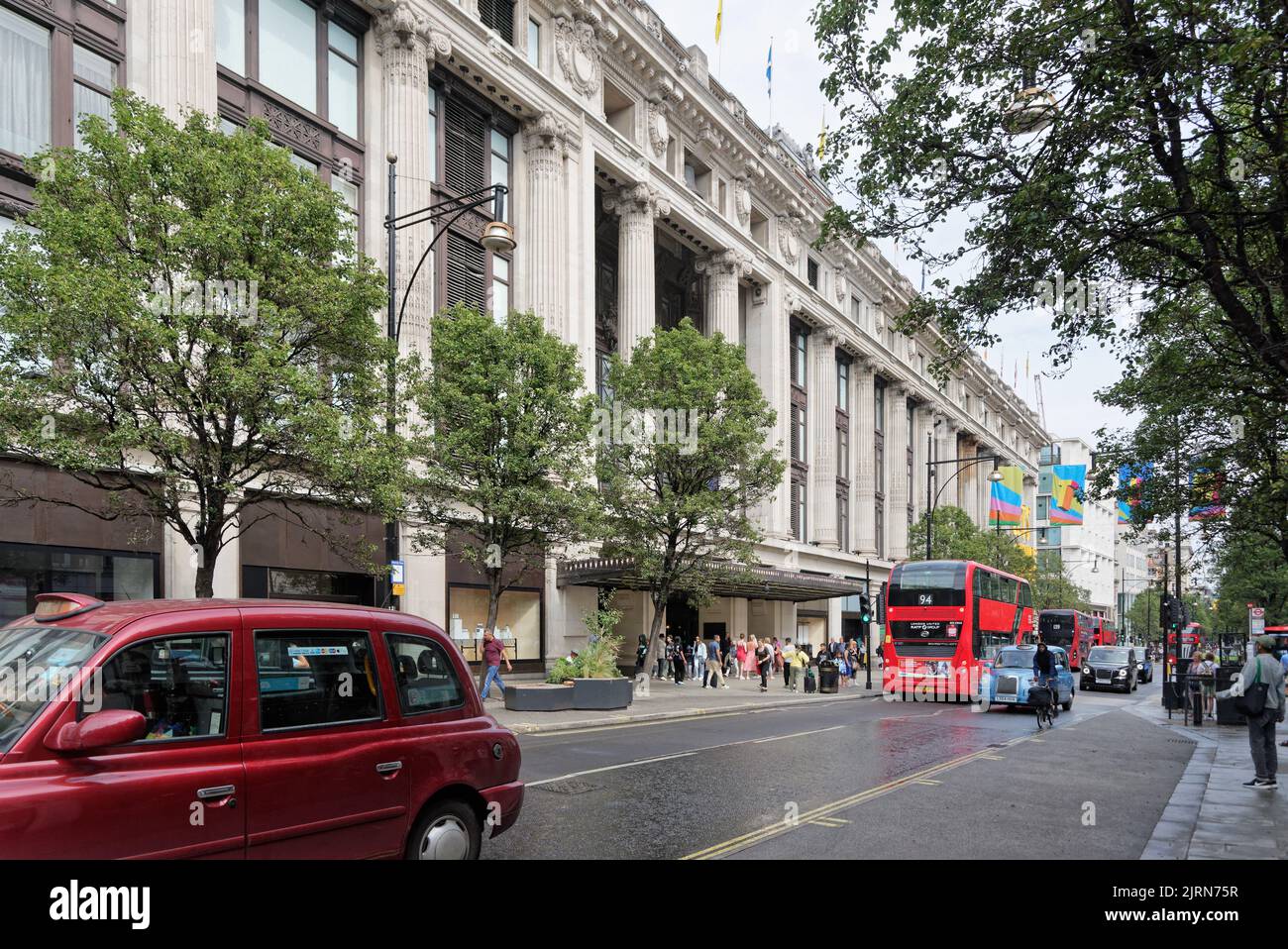 The front façade of Selfridges department store on summers day, Oxford ...