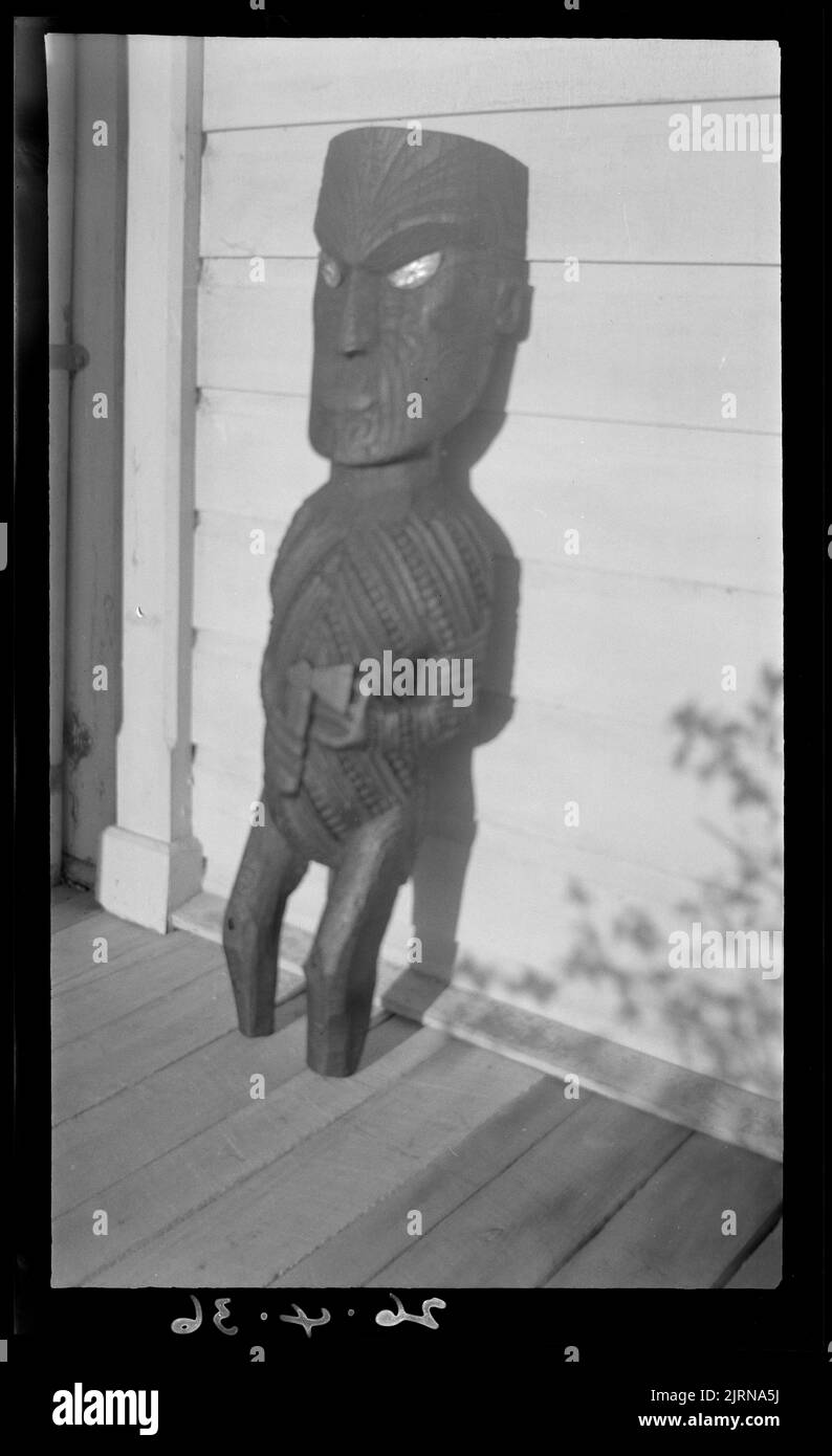 Traditional maori meeting house Black and White Stock Photos & Images ...