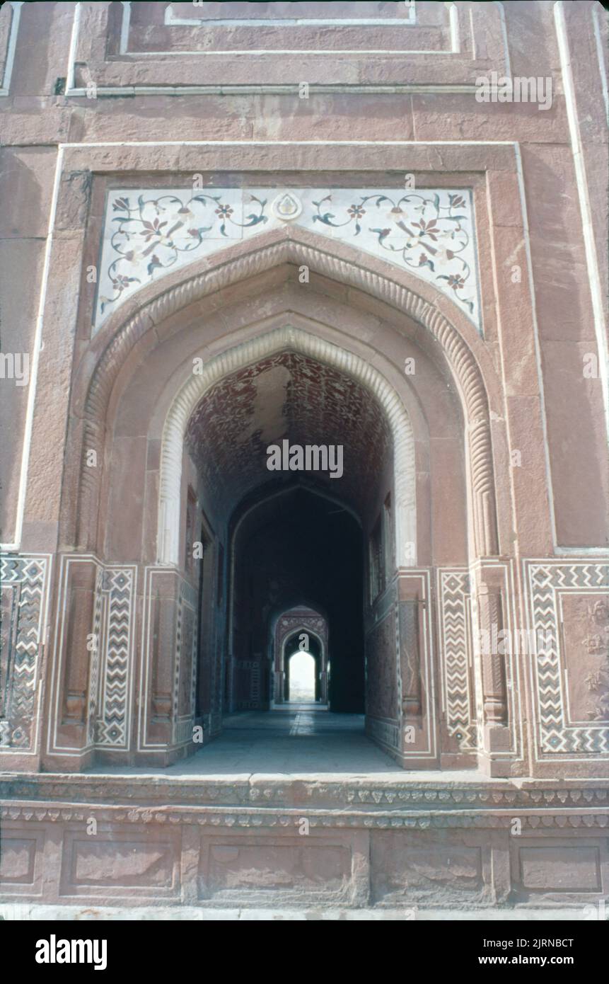 Masjid gate hi-res stock photography and images - Alamy