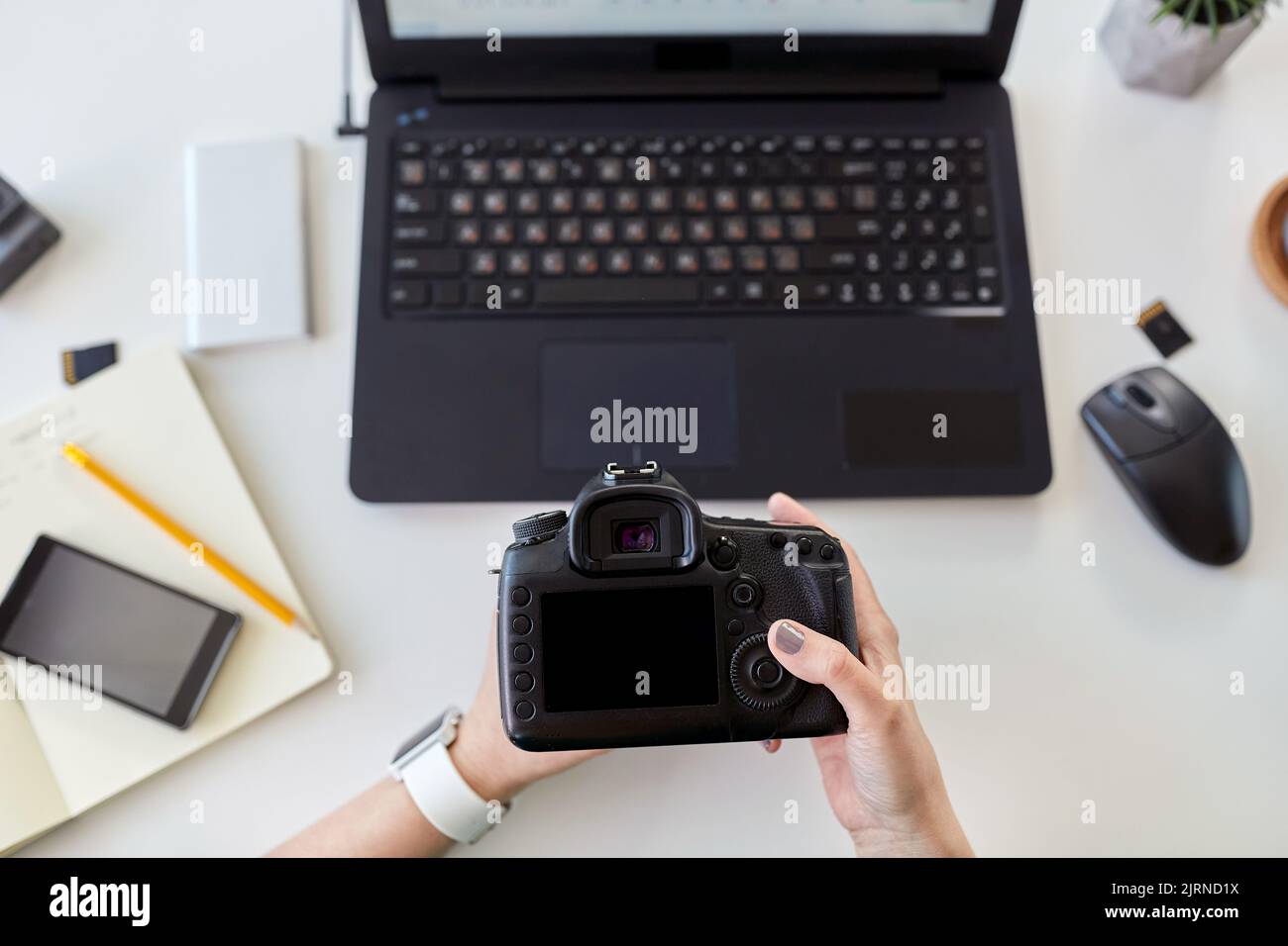Woman photographer laptop dslr hi-res stock photography and images - Alamy