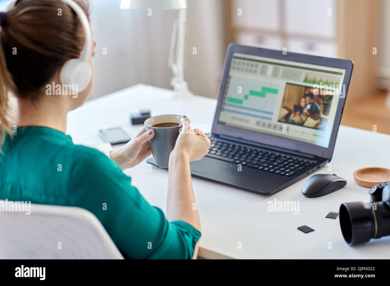 woman with video editor program on laptop at home Stock Photo - Alamy