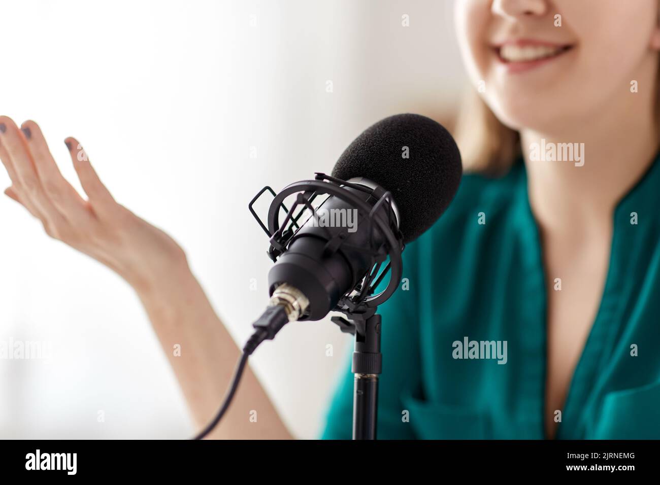 Female hand microphone woman hi-res stock photography and images - Alamy
