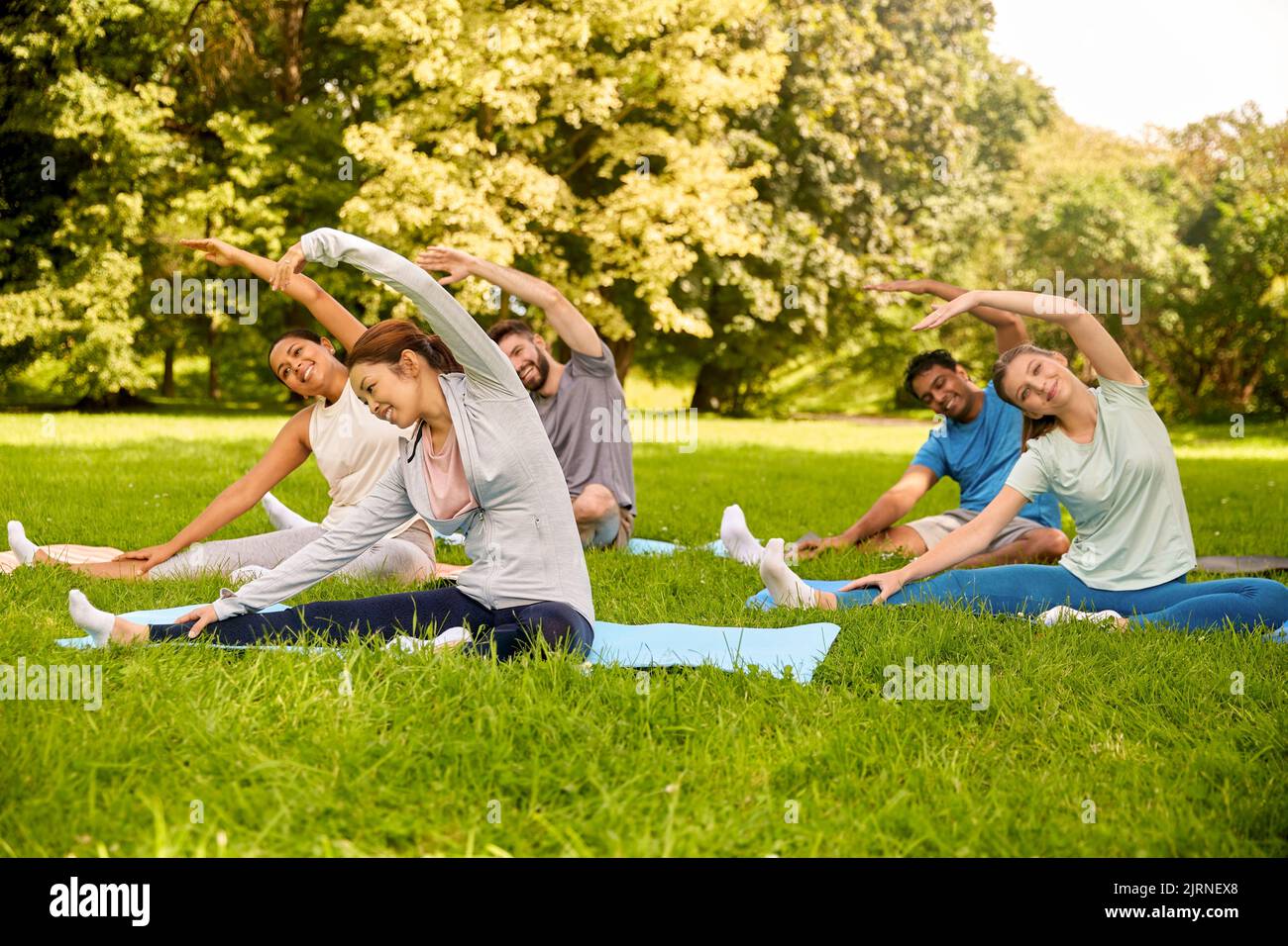 Group of people exercising hi-res stock photography and images - Alamy