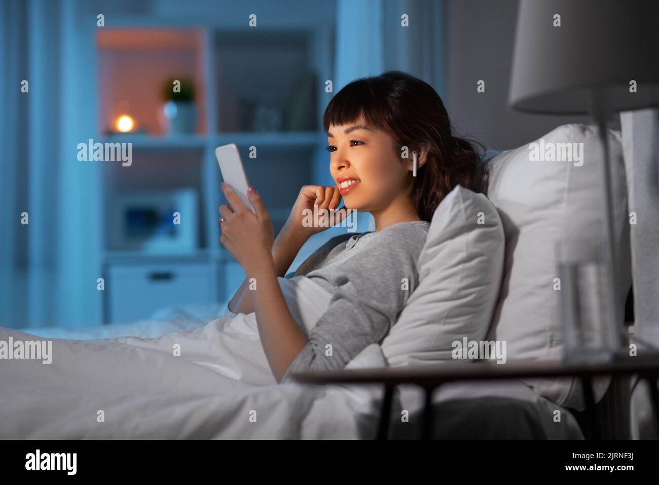 Phone bed night woman hi-res stock photography and images - Alamy