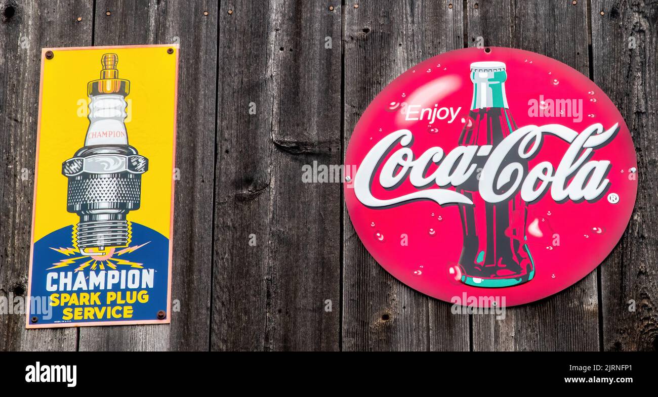 Vintage coca cola logo hi-res stock photography and images - Alamy