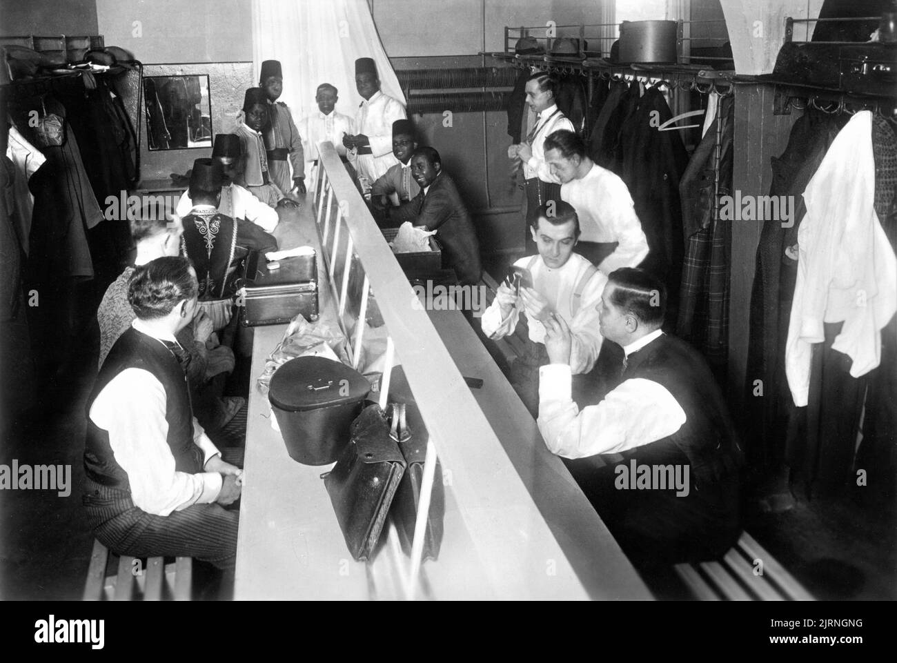 Dressing Room for Men / Male Extras / Komparserie-Garderobe fur Herren ...