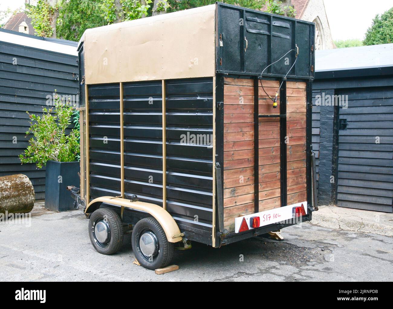 Old horse box hi-res stock photography and images - Alamy