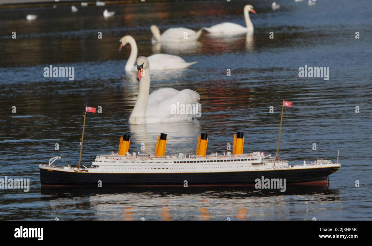 First titanic voyage in 14 years hi-res stock photography and images ...