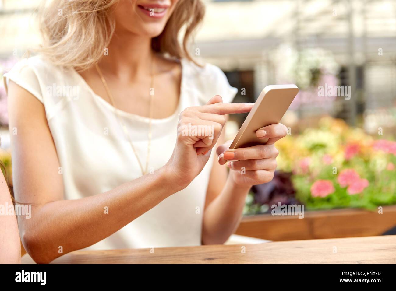 Happy woman smartphone street hi-res stock photography and images - Alamy
